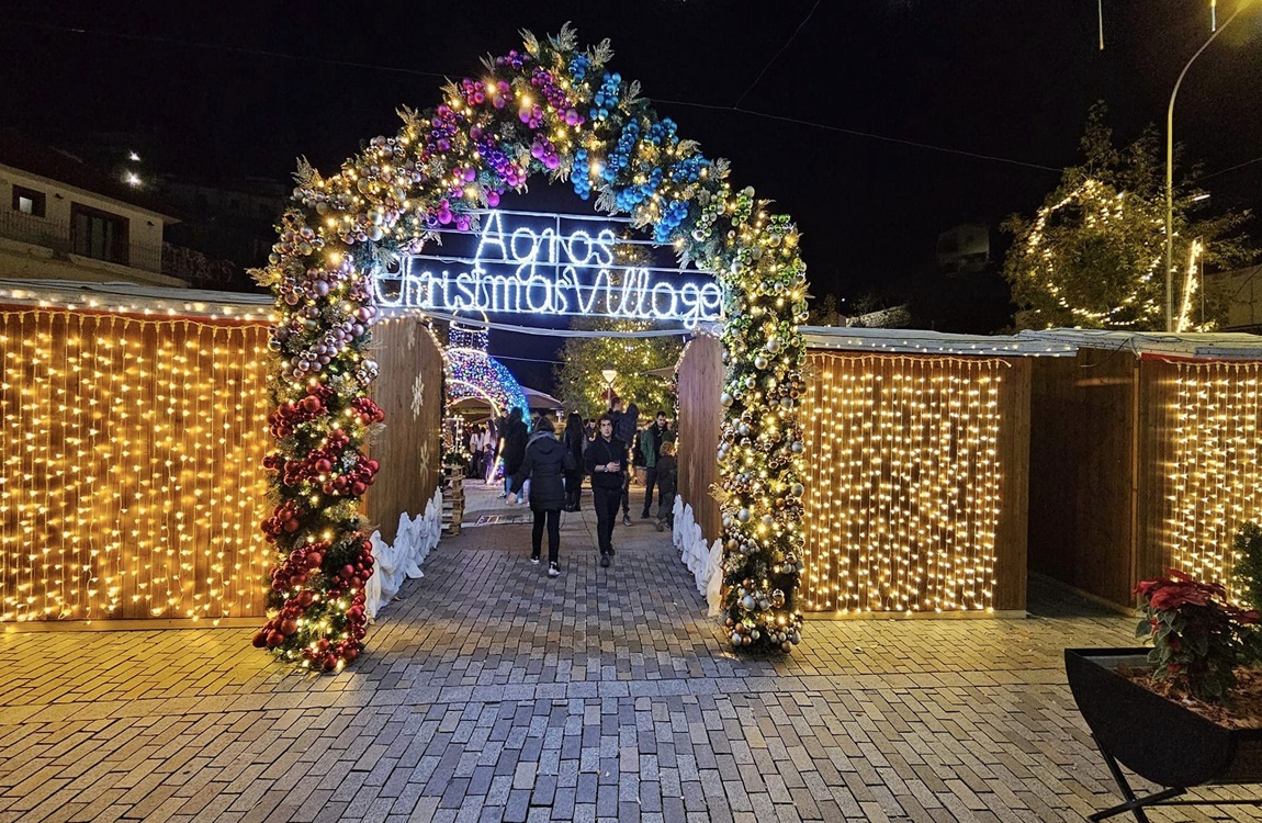 Ο Άγιος Βασίλης φτάνει στο Χριστουγεννιάτικο Χωριό του Αγρού με άμαξα ...